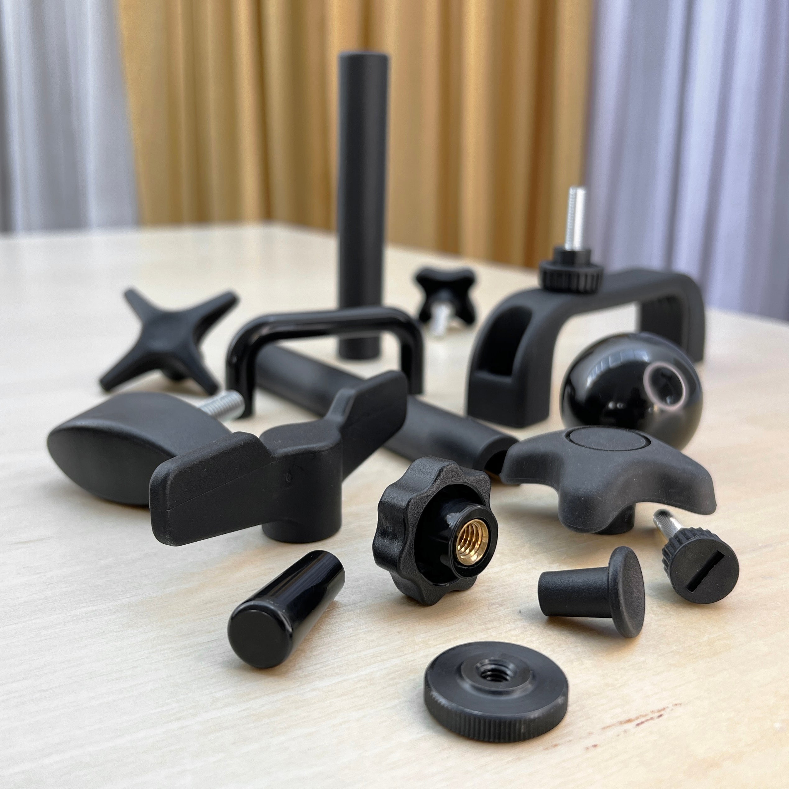 Stirrup-Shaped Handles | Ackurat